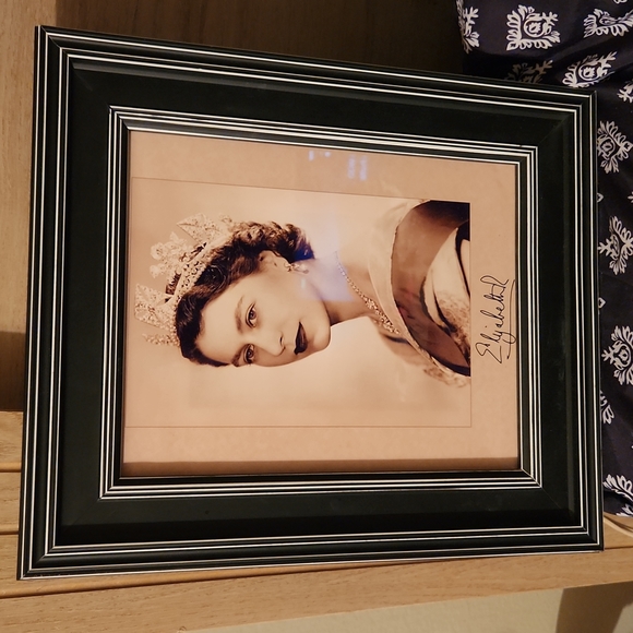 Queen Elizabeth | Wall Decor | Queen Elizabeth Ii Commerative Signature ...